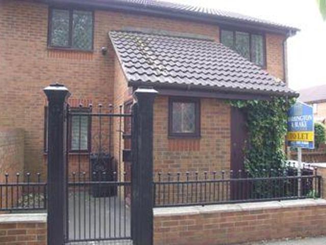2 Bedrooms Flat for sale in Eaton Square, Middleton, Leeds LS10
