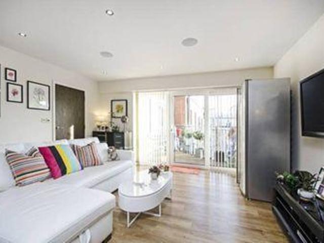 2 Bedrooms Flat for sale in East Drive, London NW9