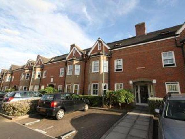 2 Bedrooms Flat for sale in Edward House, Old School Close, Guildford, Surrey GU1