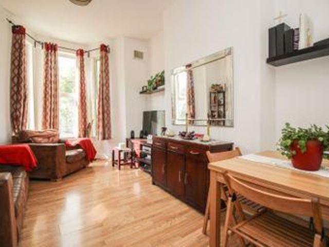 2 Bedrooms Flat for sale in Eglinton Road, London SE18