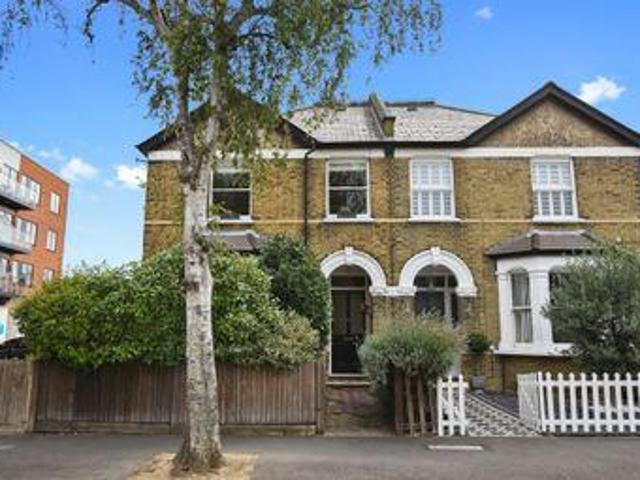 2 Bedrooms Flat for sale in Ellerton Road, Tolworth, Surbiton KT6