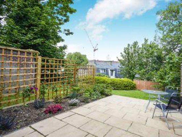 2 Bedrooms Flat for sale in Elmdene Road, Woolwich SE18