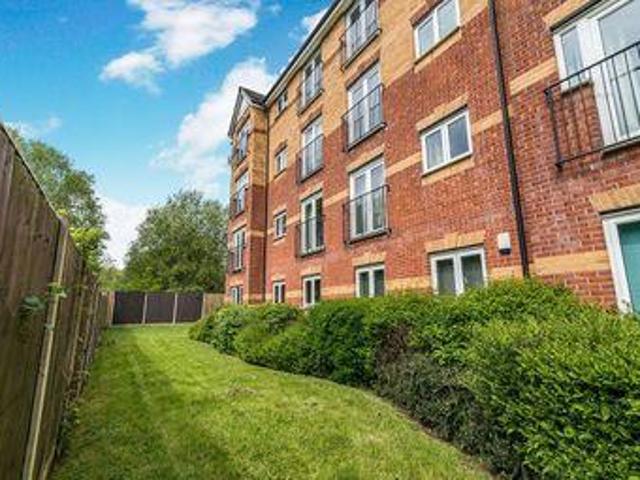 2 Bedrooms Flat for sale in Everside Close, Worsley, Manchester M28