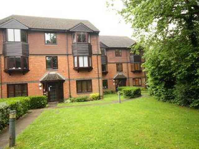 2 Bedrooms Flat for sale in Foxhills, Horsell, Woking GU21