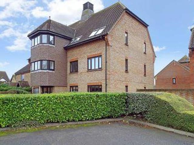 2 Bedrooms Flat for sale in Fawkner Close, Chelmsford, Essex CM2