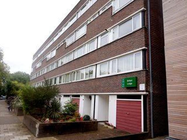2 Bedrooms Flat for sale in Fair Acres, Hayes, Bromley BR2