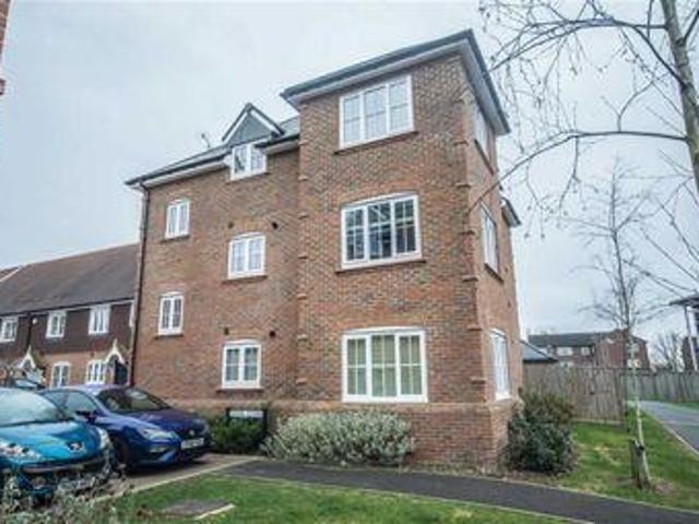 2 Bedrooms Flat for sale in Farm Close, Ware, Hertfordshire SG12