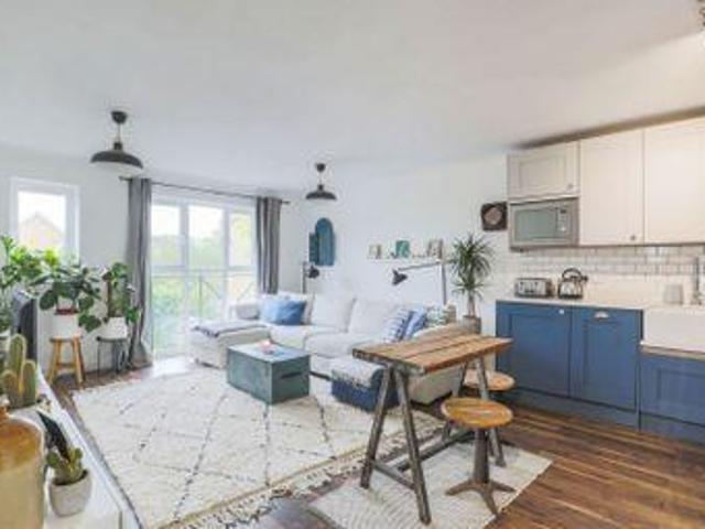 2 Bedrooms Flat for sale in Farrow Lane, London SE14