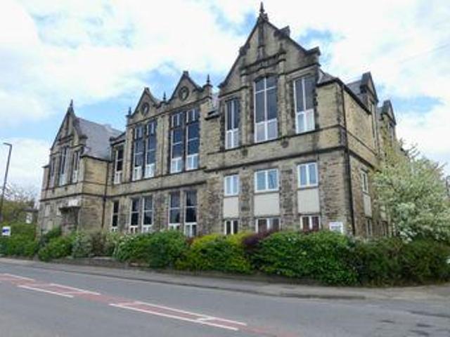 2 Bedrooms Flat for sale in Farrar Court, Bramley, Leeds LS13