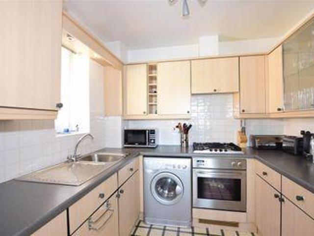 2 Bedrooms Flat for sale in Fennel Close, Rochester, Kent ME1