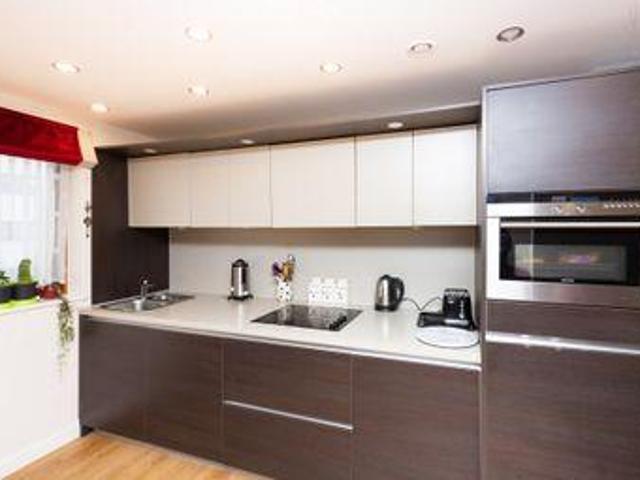 2 Bedrooms Flat for sale in Findlay House, Trevithick Way, London E3