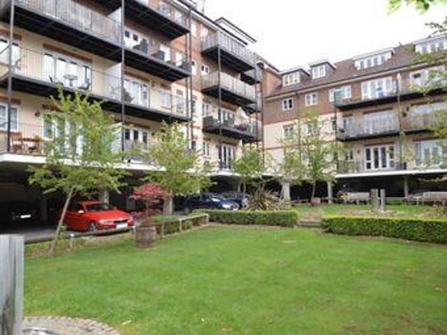 2 Bedrooms Flat for sale in Freer Crescent, High Wycombe HP13