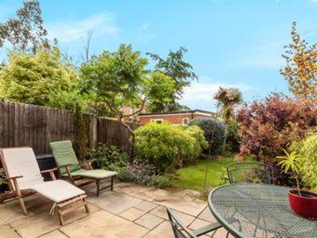 2 Bedrooms Flat for sale in Friern Barnet Road, London N11