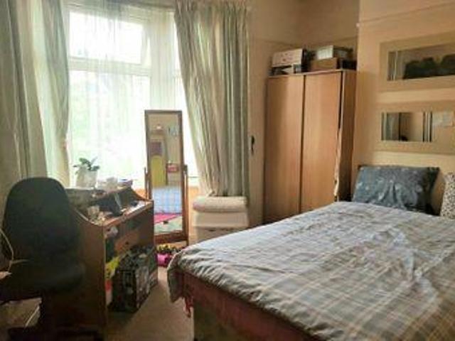 2 Bedrooms Flat for sale in Frith Road, London, Greater London. E11