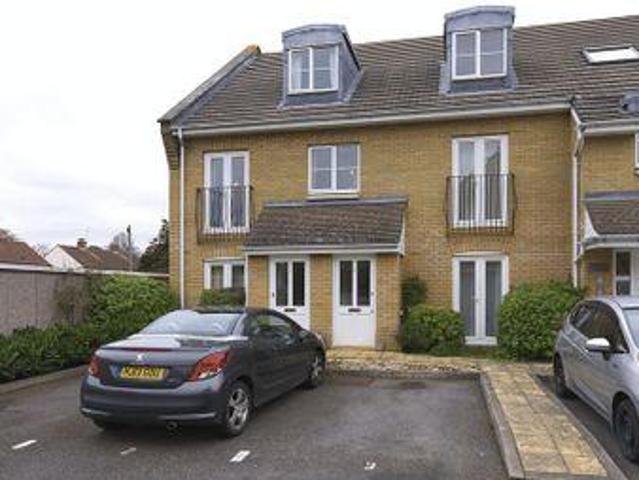 2 Bedrooms Flat for sale in Fulmar Close, Surbiton KT5