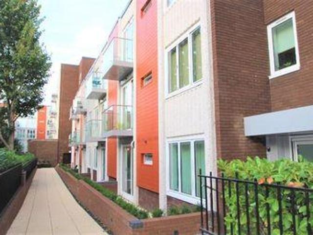 2 Bedrooms Flat for sale in Knoll Rise, Orpington BR6