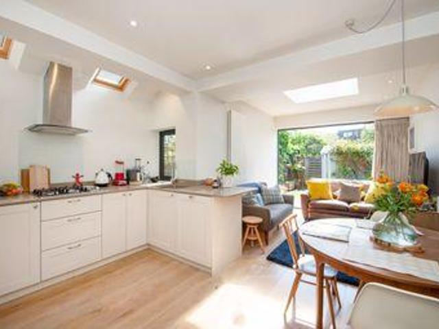 2 Bedrooms Flat for sale in Kent Road, Chiswick Park, Chiswick, London W4