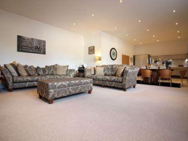 2 Bedrooms Flat for sale in Kerry Hill, Hawkshaw, Bury BL8
