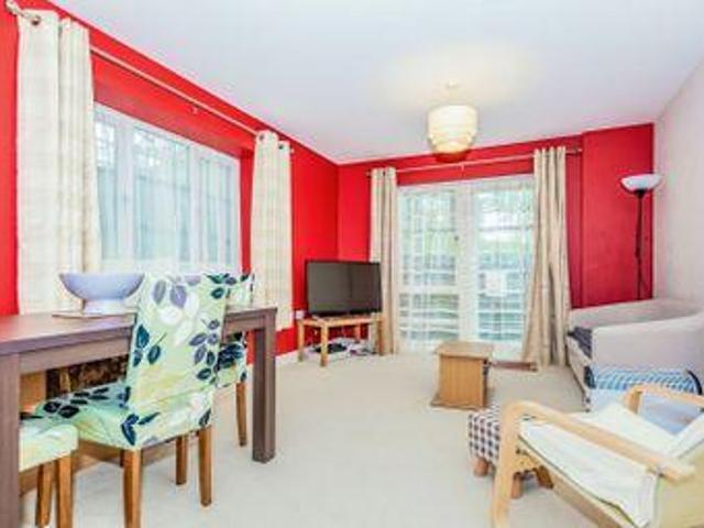 2 Bedrooms Flat for sale in Kestrel Road, Farnborough GU14