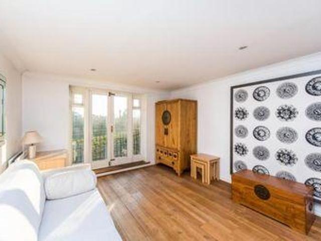 2 Bedrooms Flat for sale in Kingston Upon Thames, Surrey, Untited Kingdom KT2