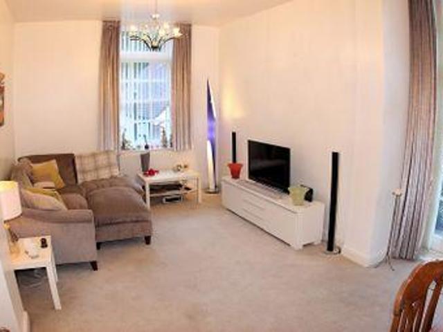 2 Bedrooms Flat for sale in Kingswood Park, Kingswood, Frodsham, Cheshire. WA6