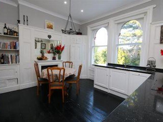 2 Bedrooms Flat for sale in Kingswood Road, Bromley BR2