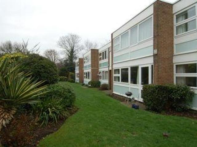 2 Bedrooms Flat for sale in Kings Paddock, Park Close, Hampton TW12