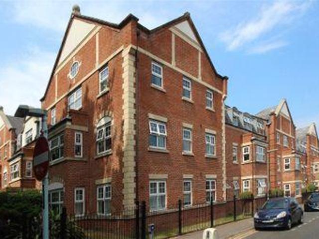 2 Bedrooms Flat for sale in Kings Road, Woking, Surrey GU21