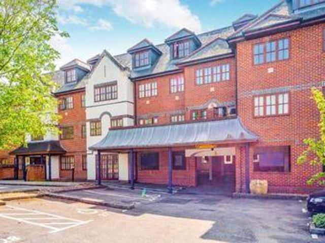 2 Bedrooms Flat for sale in Kings Road, Farncombe, Godalming GU7