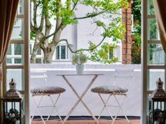 2 Bedrooms Flat for sale in Hollycroft Avenue, London NW3