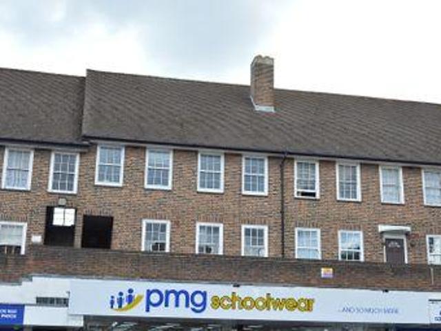 2 Bedrooms Flat for sale in Hook Road, Chessington, Surrey. KT9
