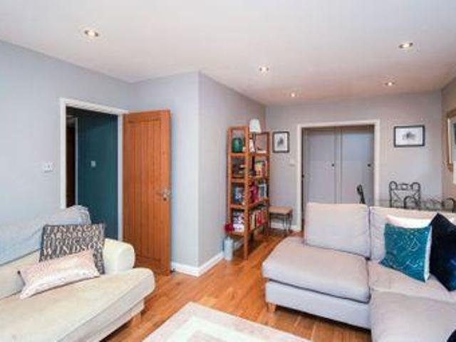 2 Bedrooms Flat for sale in Hook Road, Surbiton KT6