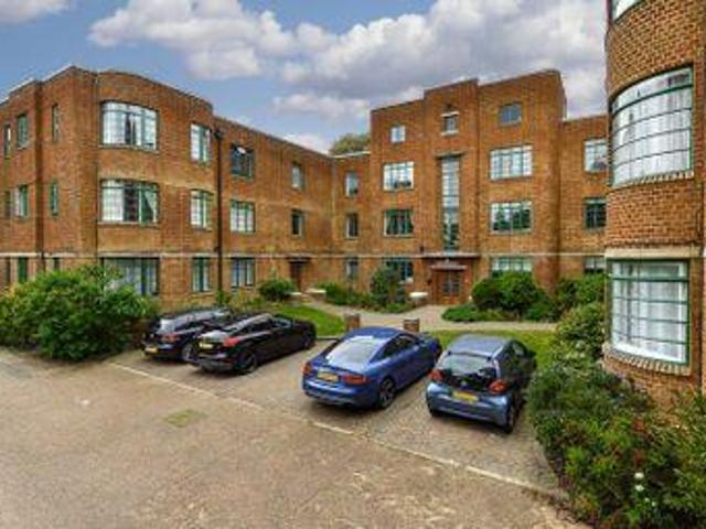 2 Bedrooms Flat for sale in Hook Road, Surbiton KT6