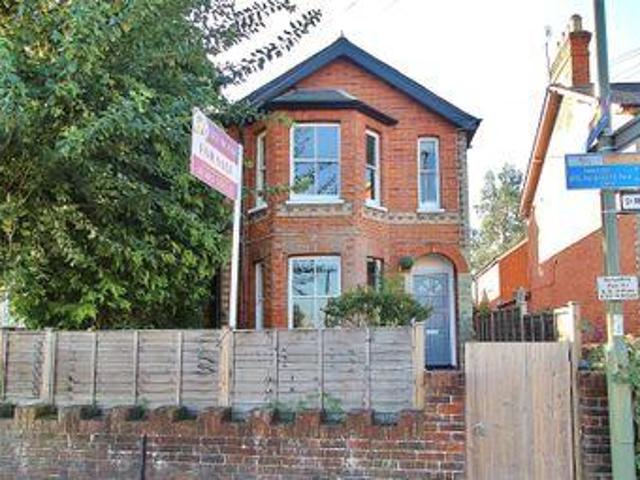 2 Bedrooms Flat for sale in Horsell, Woking, Surrey GU21