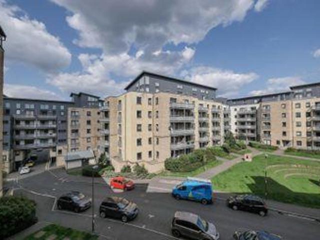 2 Bedrooms Flat for sale in Hawkhill Close, Edinburgh EH7