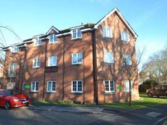 2 Bedrooms Flat for sale in Hawthorn Way, Lindford GU35