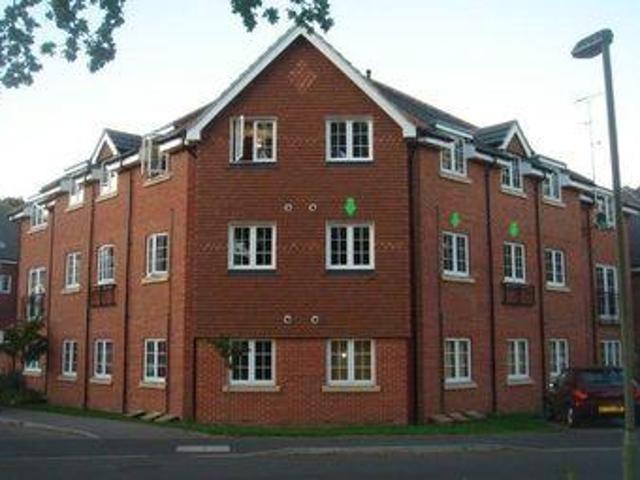 2 Bedrooms Flat for sale in Hawthorn Way, Lindford GU35