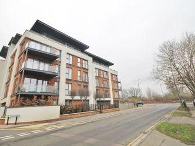 2 Bedrooms Flat for sale in Hazel House, Sycamore Avenue, Woking, Surrey GU22