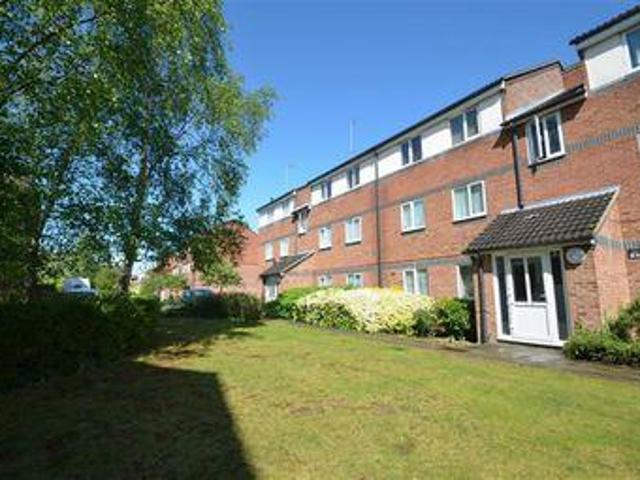 2 Bedrooms Flat for sale in Hadfield Close, Southall, Middlesex UB1