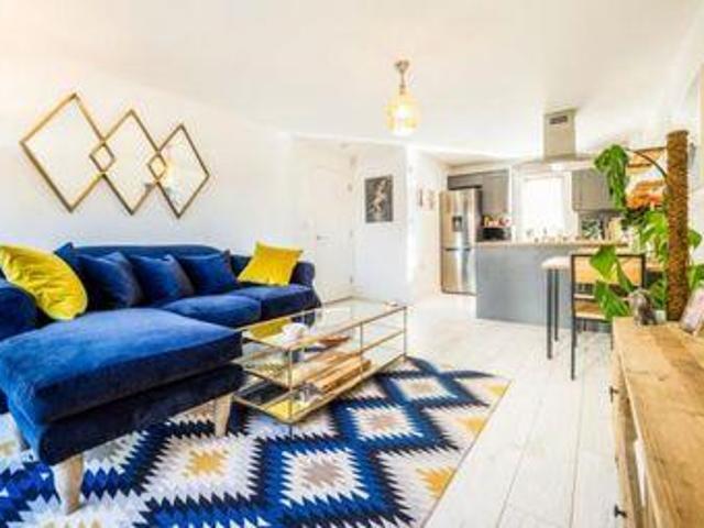 2 Bedrooms Flat for sale in Hainault Bridge Parade, Hainault Street, Ilford IG1