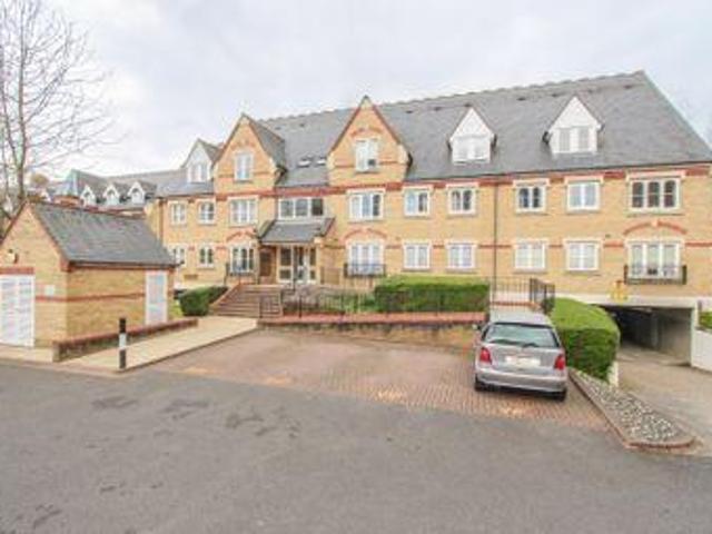 2 Bedrooms Flat for sale in Hallam Close, Watford WD24