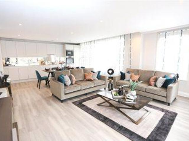 2 Bedrooms Flat for sale in Hampton Road, London TW11