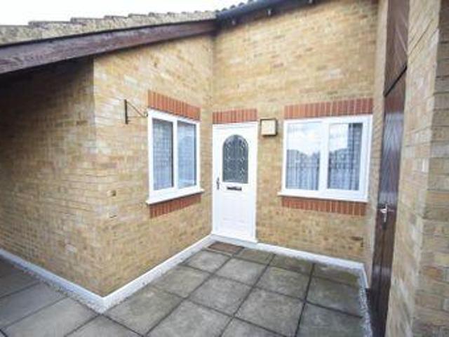 2 Bedrooms Flat for sale in Hancock Drive, Luton LU2