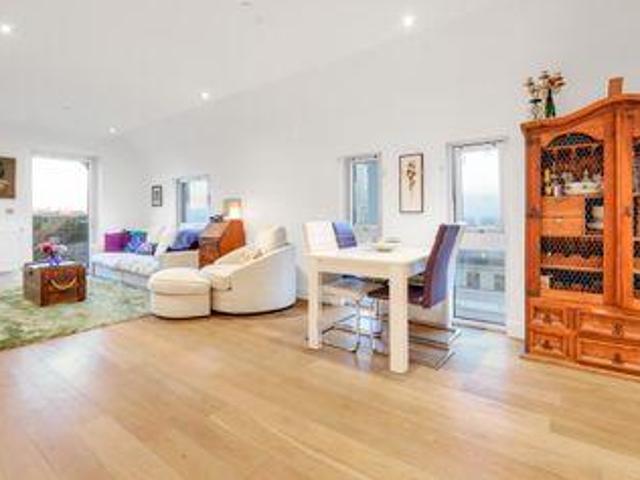 2 Bedrooms Flat for sale in Hancock House, London SE18