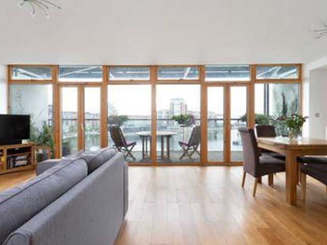 2 Bedrooms Flat for sale in Hanover Avenue, London E16