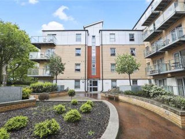 2 Bedrooms Flat for sale in Harrison Court, Queen Mary Avenue, London E18