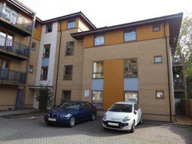 2 Bedrooms Flat for sale in Harry Close, Croydon, Surrey CR0