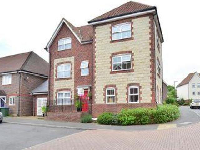 2 Bedrooms Flat for sale in Harwood Close, Pulborough, West Sussex RH20