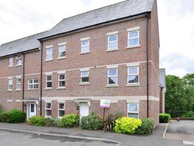2 Bedrooms Flat for sale in Harwood Close, Pulborough, West Sussex RH20