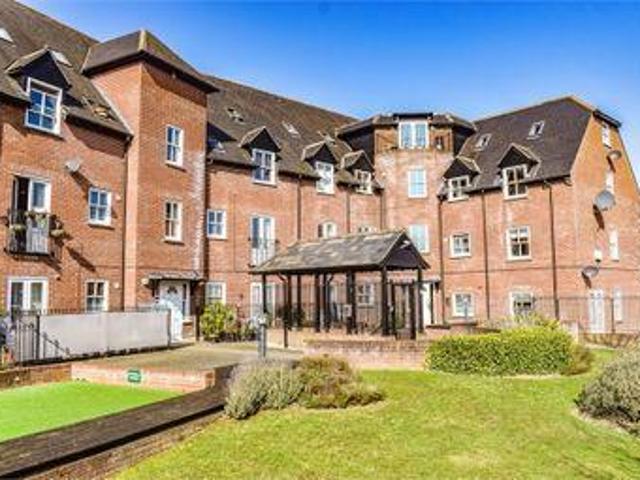 2 Bedrooms Flat for sale in Haslers Lane, Dunmow, Essex CM6